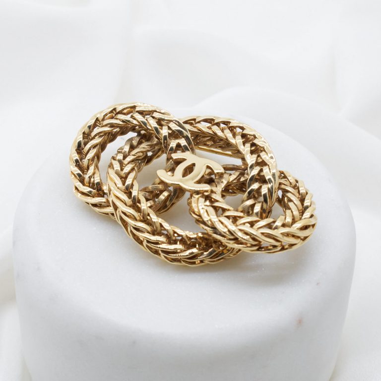 Chanel Accessoires CC Brosche - Coco Liebt Louis